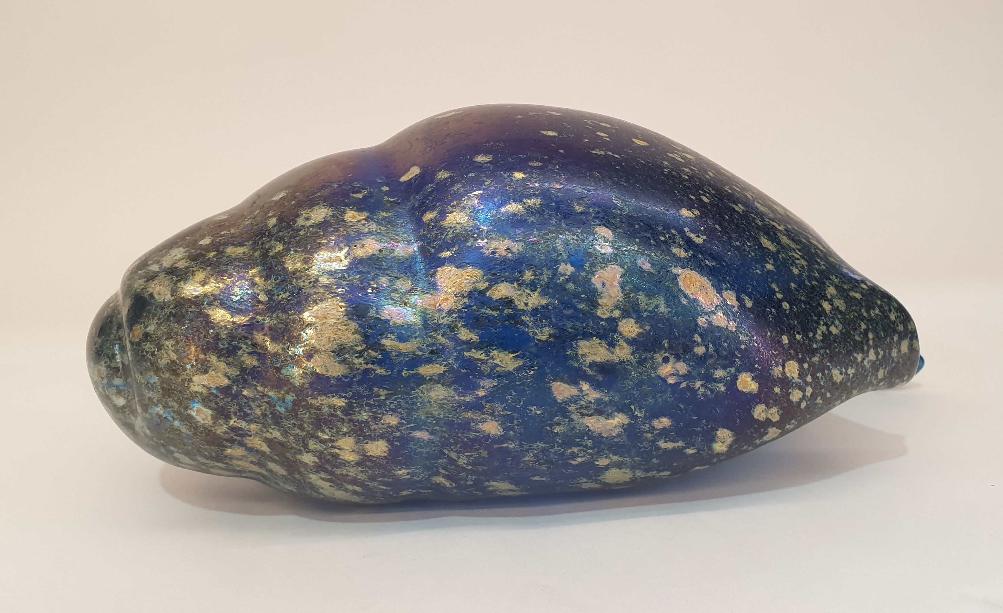 Colin Heaney | AN IRIDESCENT ART GLASS SCULPTURAL SHELL | MutualArt