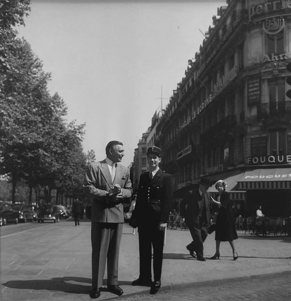 René Vital | Clark Gable poses with a policeman on the Champs (1952 ...