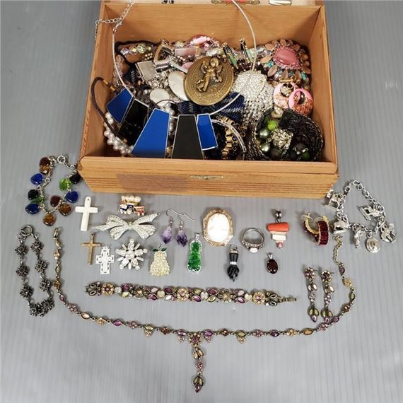 Jewelry | Gp costume jewelry incl cameo, rhinestone, lockets | MutualArt
