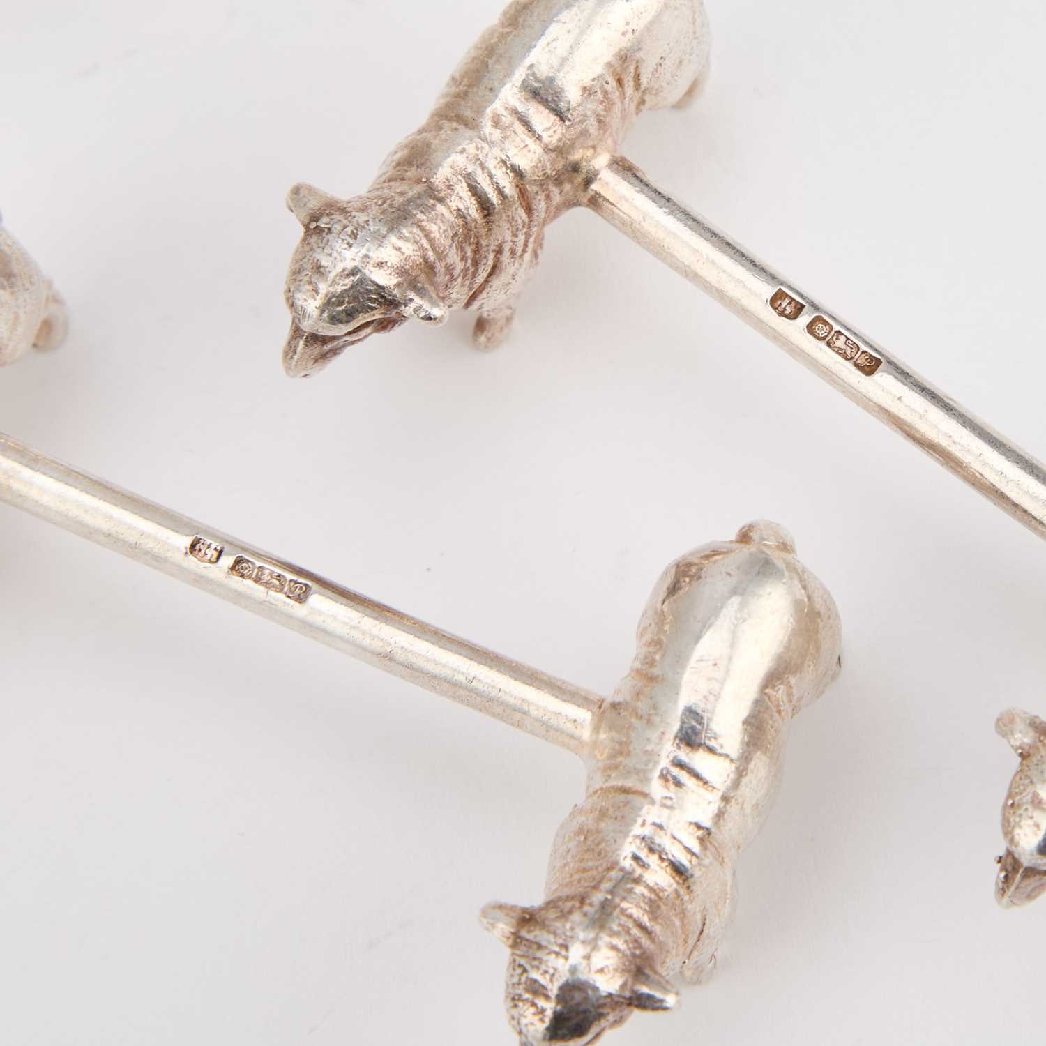 Sheffield | A SET OF SIX ELIZABETH II SILVER KNIFE RESTS (1989) | MutualArt