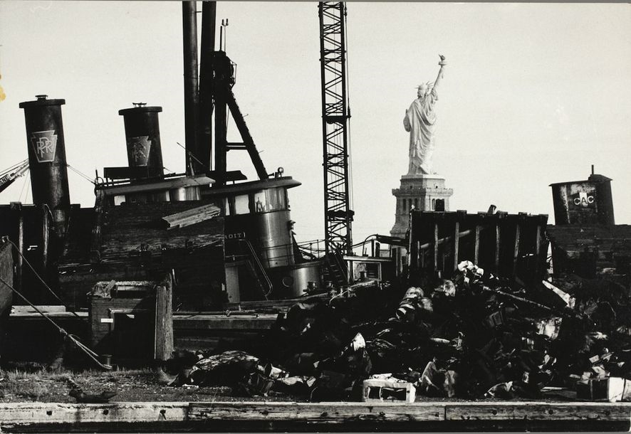 Paolo Koch | Statue of Liberty with various forms of pollution in the ...
