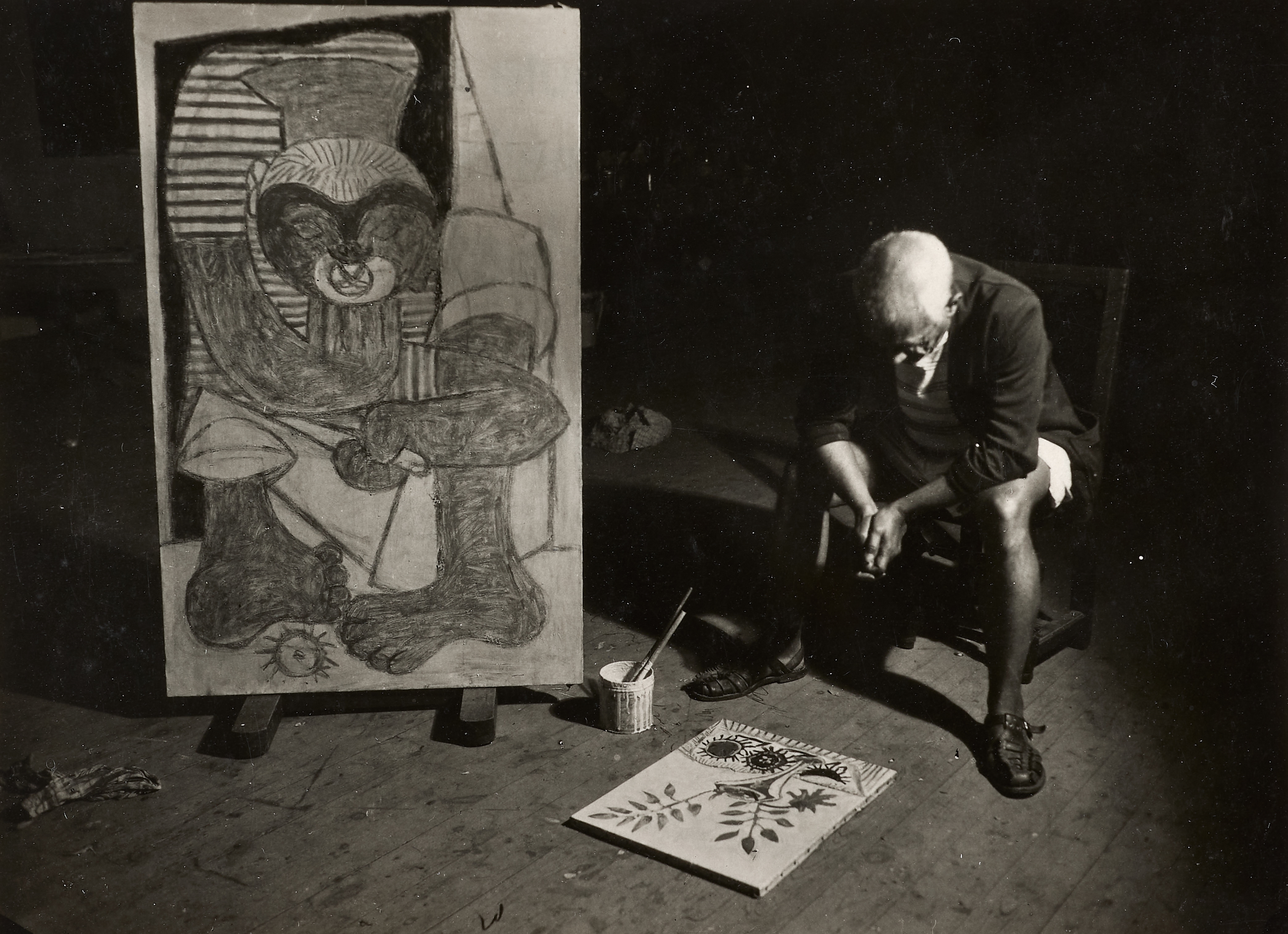 Michel Sima | Pablo Picasso avec ses œuvres, c. 1946-1948 (1946 - 1948 ...