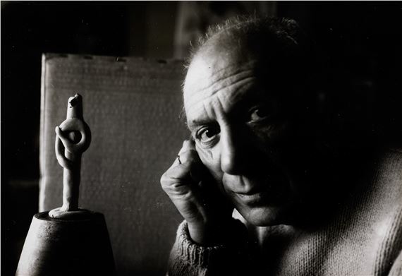 Michel Sima | Pablo Picasso avec ses statuettes en terre cuite (1948 ...