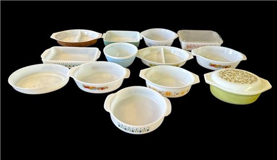 Pyrex | 13 vintage Pyrex glass dishes | MutualArt
