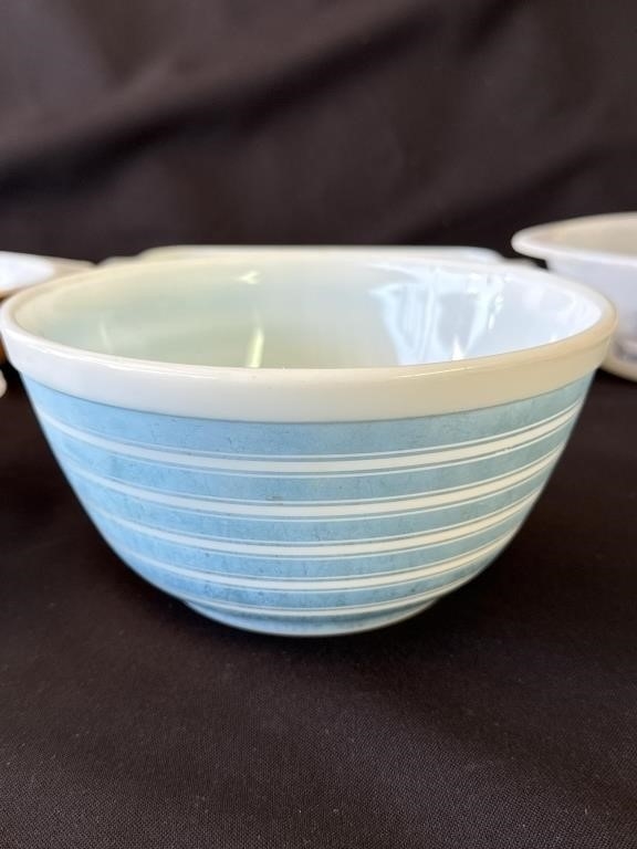 Pyrex | 13 vintage Pyrex glass dishes | MutualArt