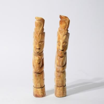 Congo | Due figure africane in osso (19th Century) | MutualArt