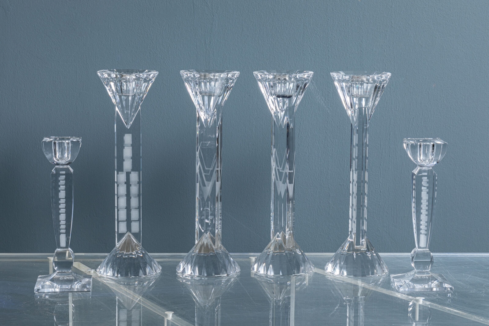 Anatole Riecke | Paire de bougeoirs en verre (Circa 1932) | MutualArt