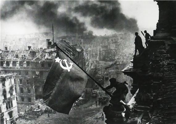 Yevgeny Khaldei | Raising the Soviet Flag Over the Reichstag (1945 ...
