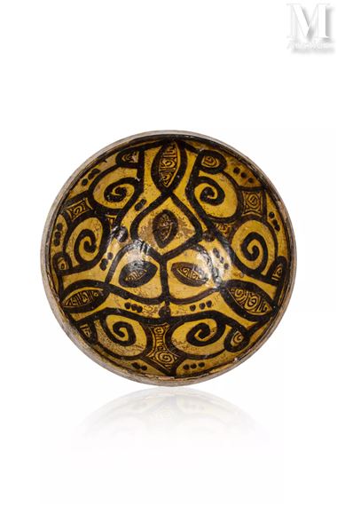 Jaune | Coupe à décor pseudo-épigraphié (10th Century) | MutualArt