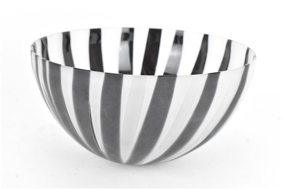 Stephen Gillies | A contemporary studio glass bowl (2005) | MutualArt