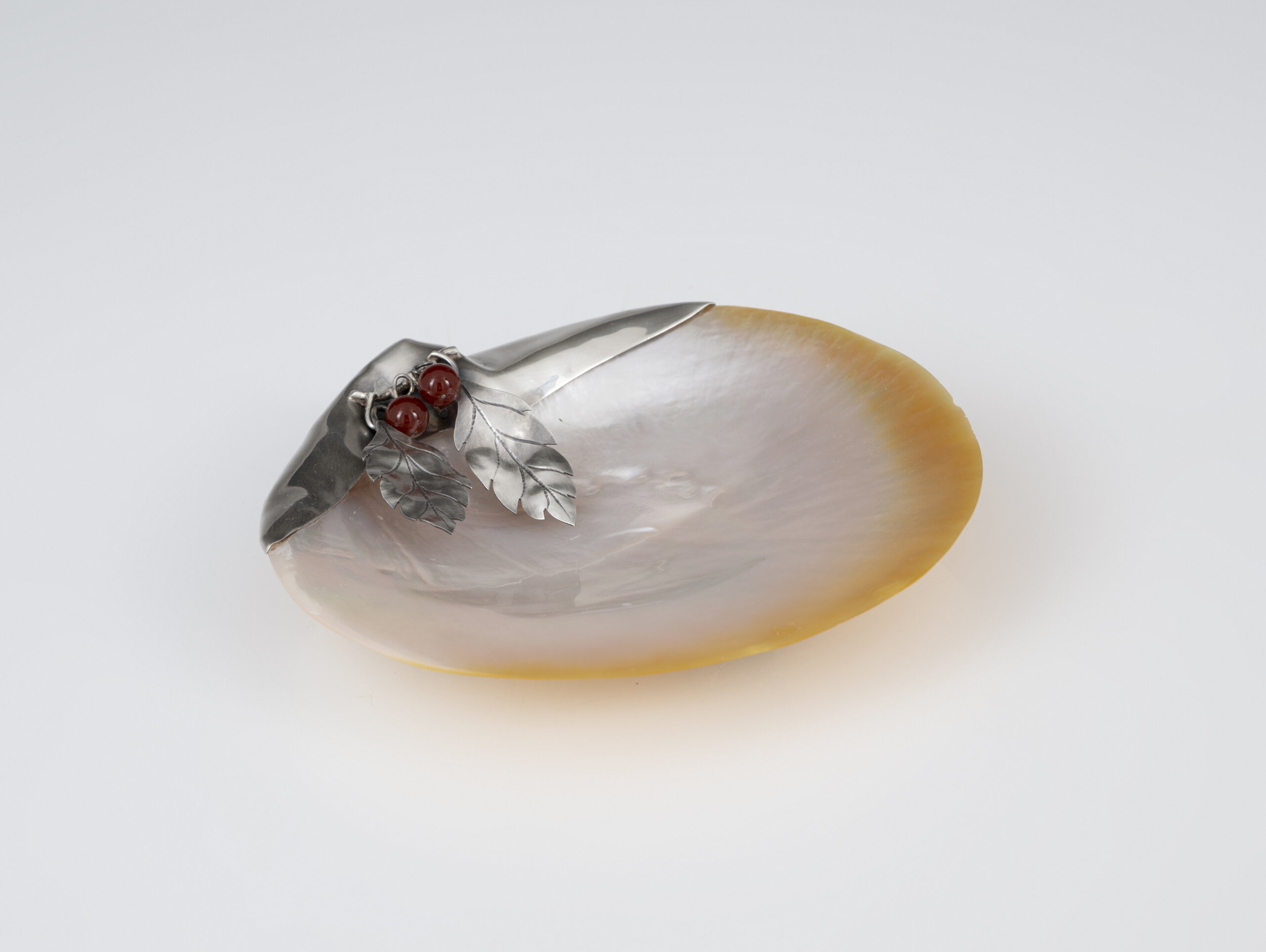 Manuel Alcino | A Manuel Alcino ring holder (1985) | MutualArt