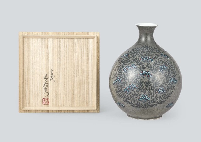 Imaizumi Imaemon | Iro-nabeshima vase with design of grass and flower ...