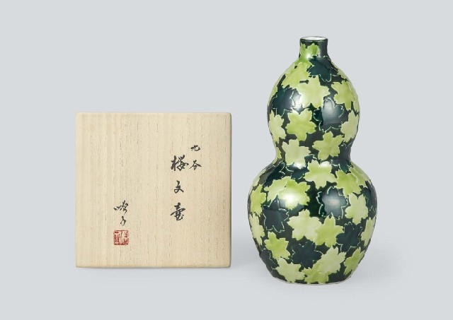 Tokuda Yasokichi IV | Kutani jar with design of cherry blossoms | MutualArt