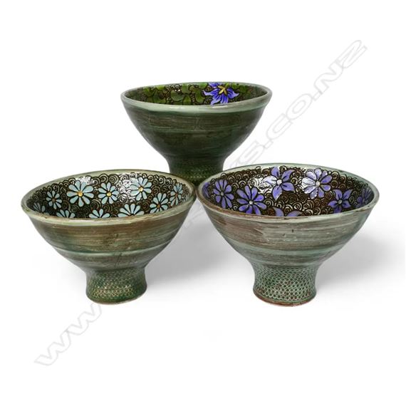 Keum Sun Lee | Keum Sun Lee three small pedestal bowls | MutualArt