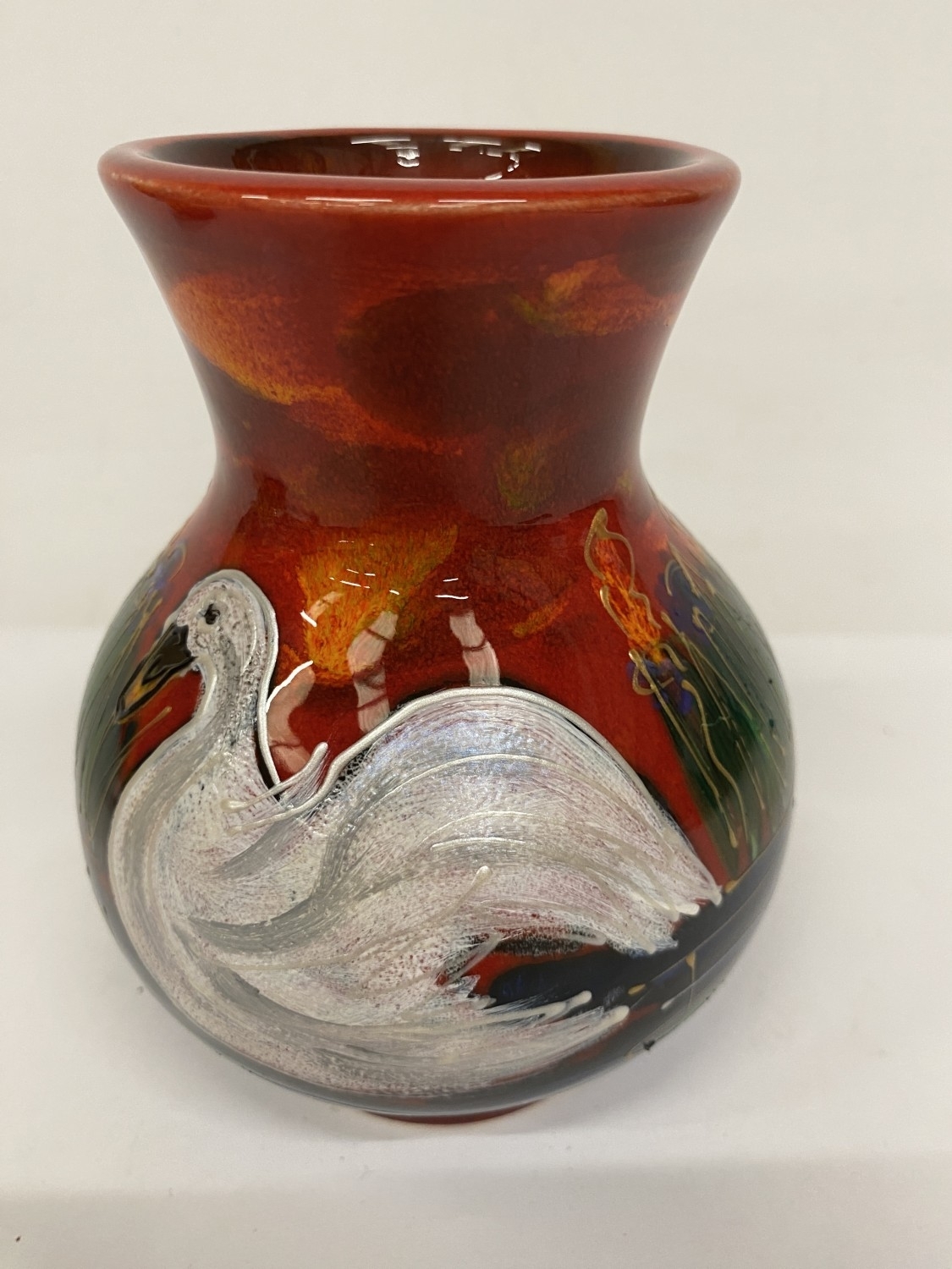 Anita Harris | AN ANITA HARRIS SWAN VASE SIGNED IN GOLD | MutualArt