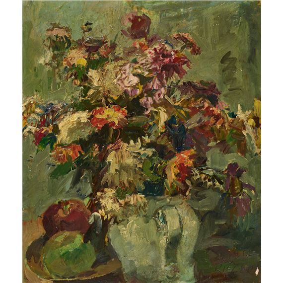 August Rieger | Stillleben mit Blumenstrauss und Äpfeln. | MutualArt