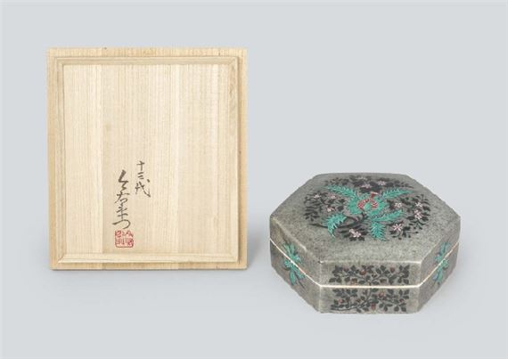 Imaizumi Imaemon | Iro-nabeshima lidded container with design of grass ...
