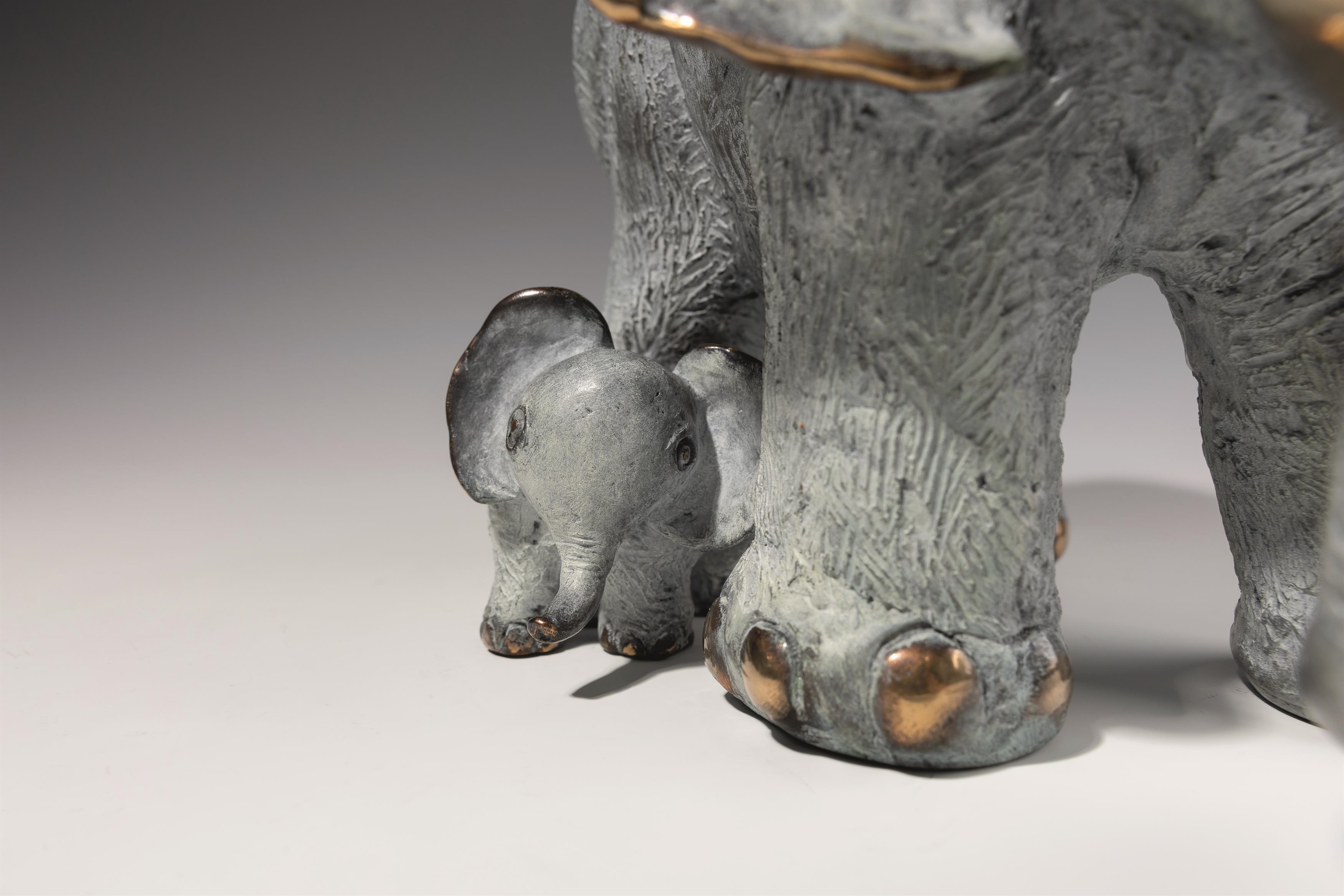 Gottfried Kumpf | Weisser Elefant mit Jungem (2011) | MutualArt