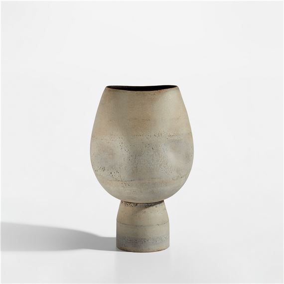 Hans Coper | Footed pot with four indents (Circa 1975) | MutualArt