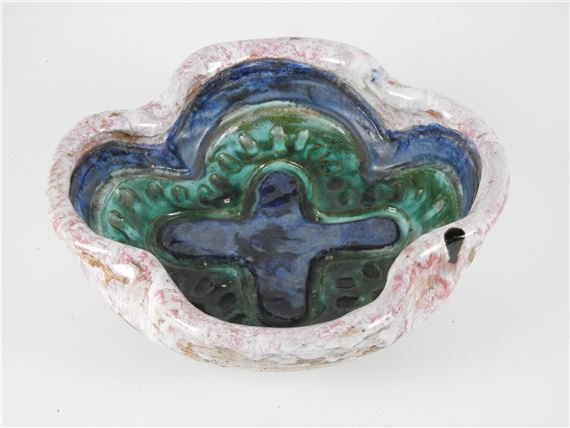 Alice Colonieu | Large four-lobed bowl decorated with a blue cross on a ...