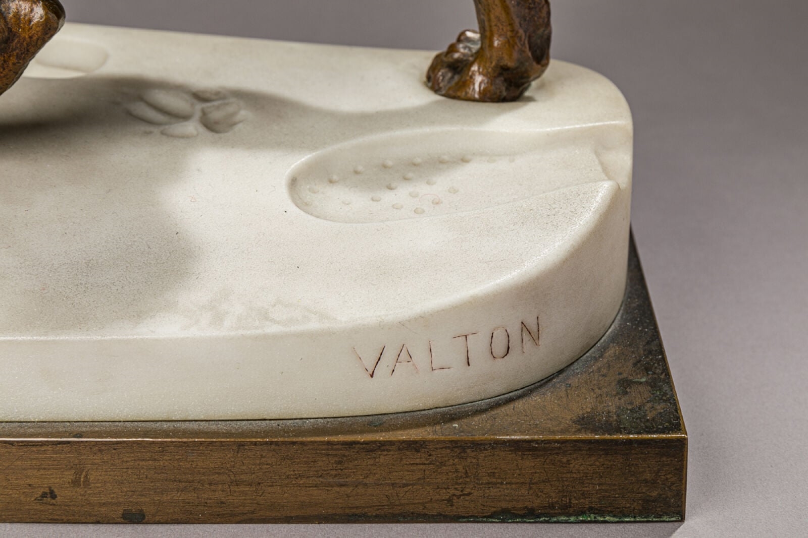 Charles Valton | Loup dans la neige poursuivant le chasseur | MutualArt