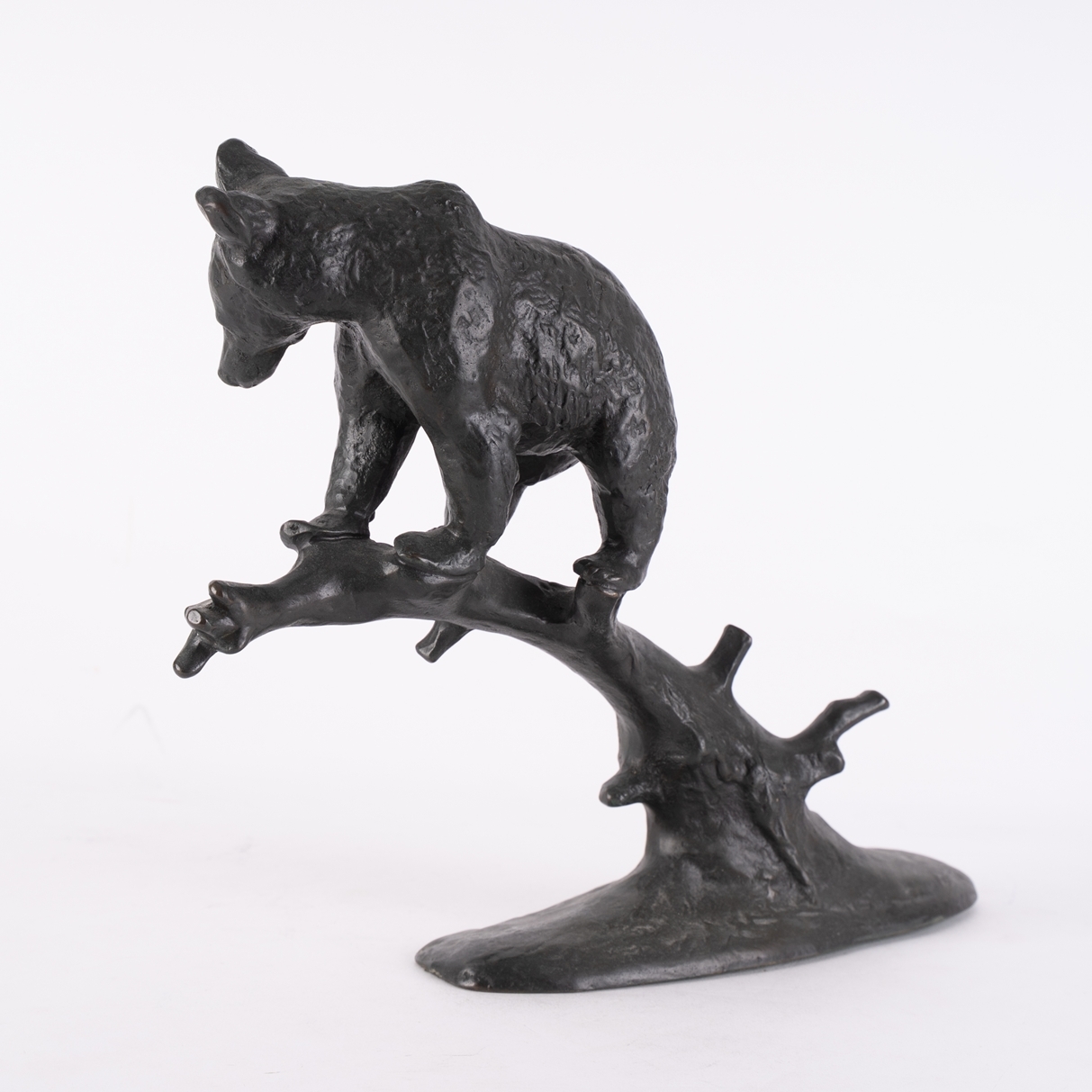 Anton Büschelberger | Bronzefigur eines Bärenjungen auf einem Ast ...