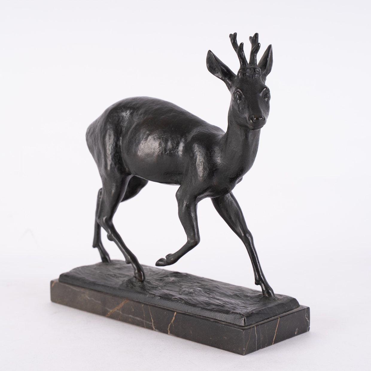 Anton Büschelberger | Bronzefigur eines äsenden Rehbocks auf ...