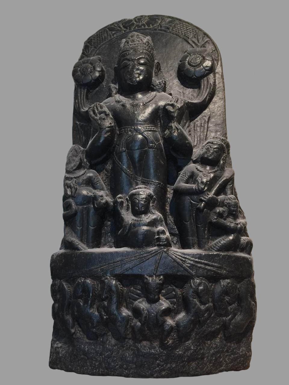 Indian School, 8th Century | Stèle Surya illustrant le Dieu solaire ...