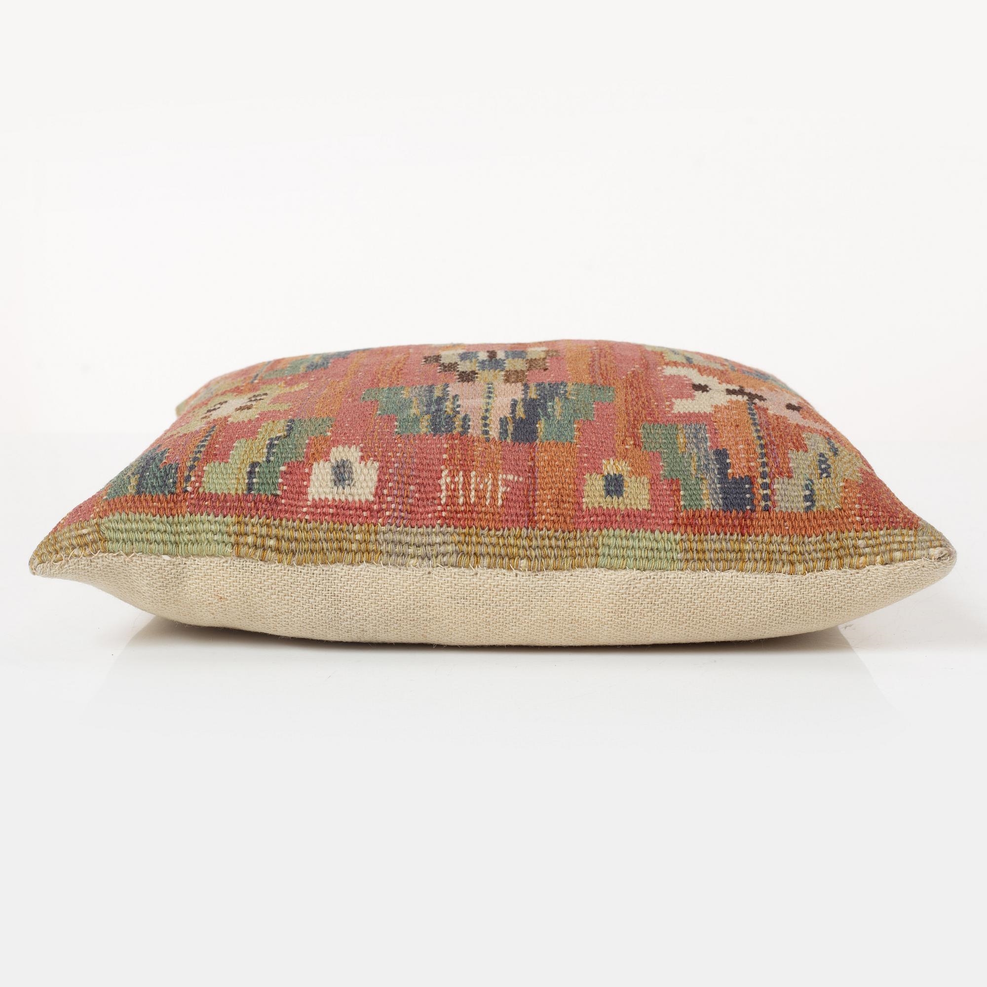 Märta Måås Fjetterström | Blommor på röd botten | MutualArt