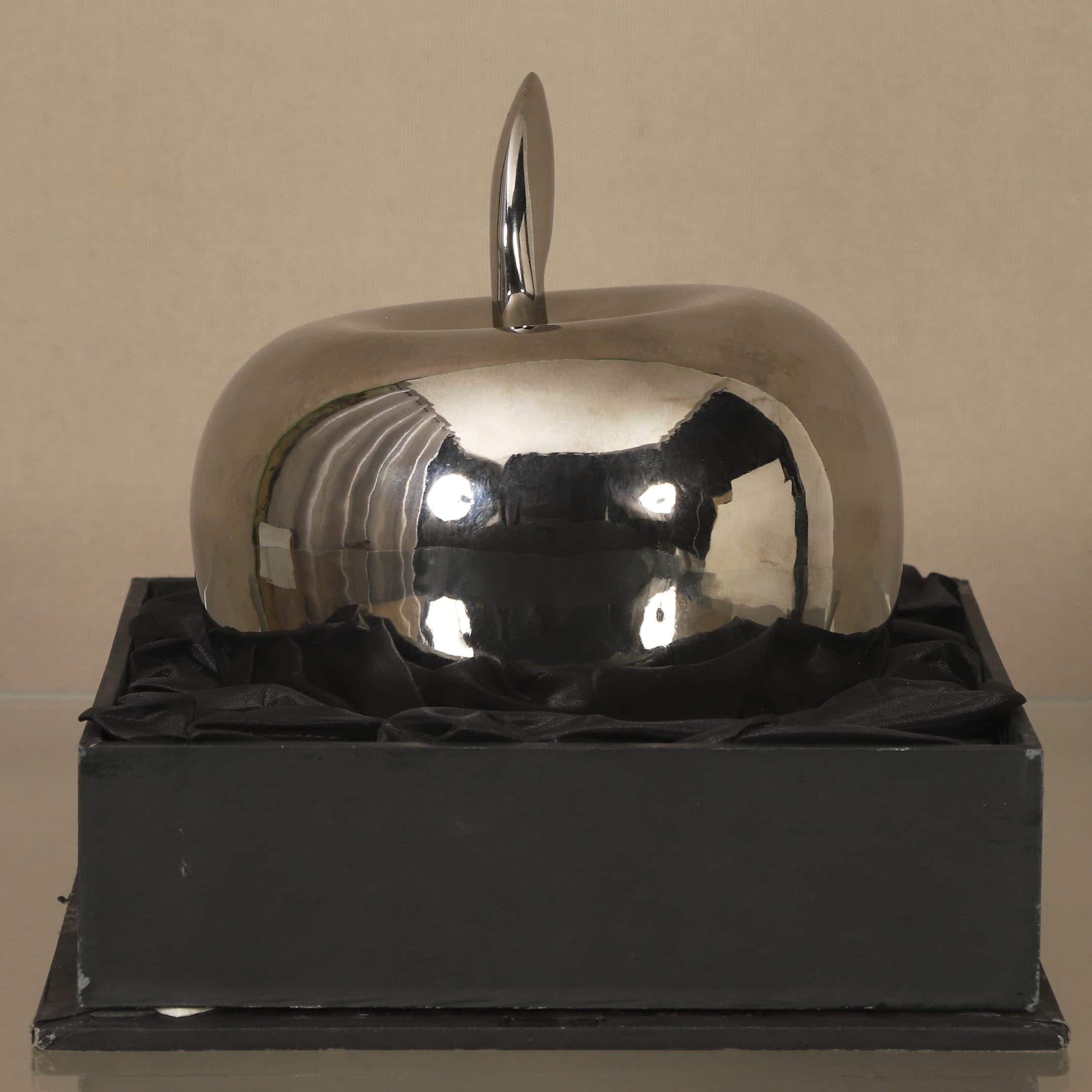 Li Lihong | Apple China Argent | MutualArt