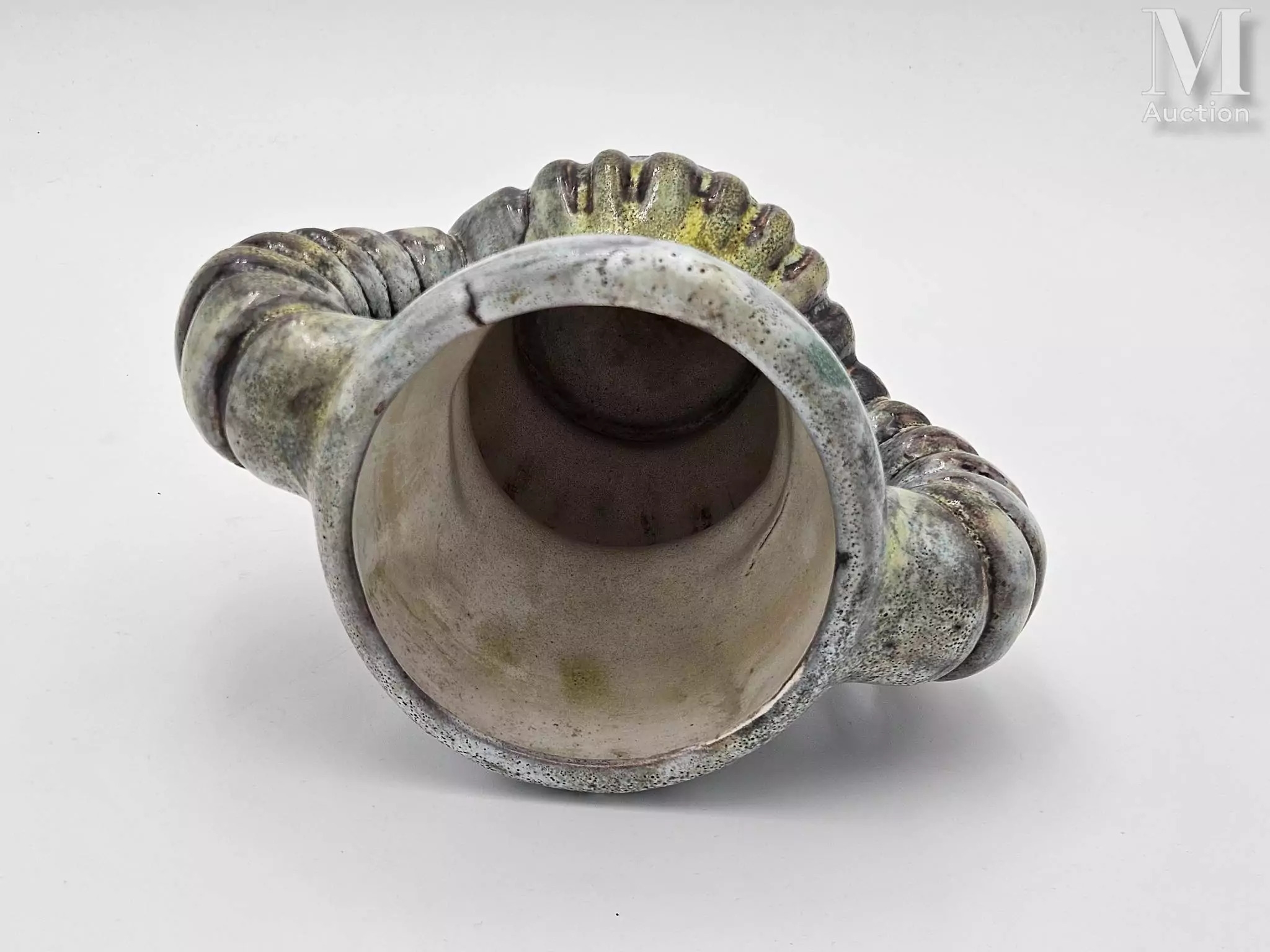 Roger Capron | Vase en faïence émaillée à deux anses annelées ajourées ...