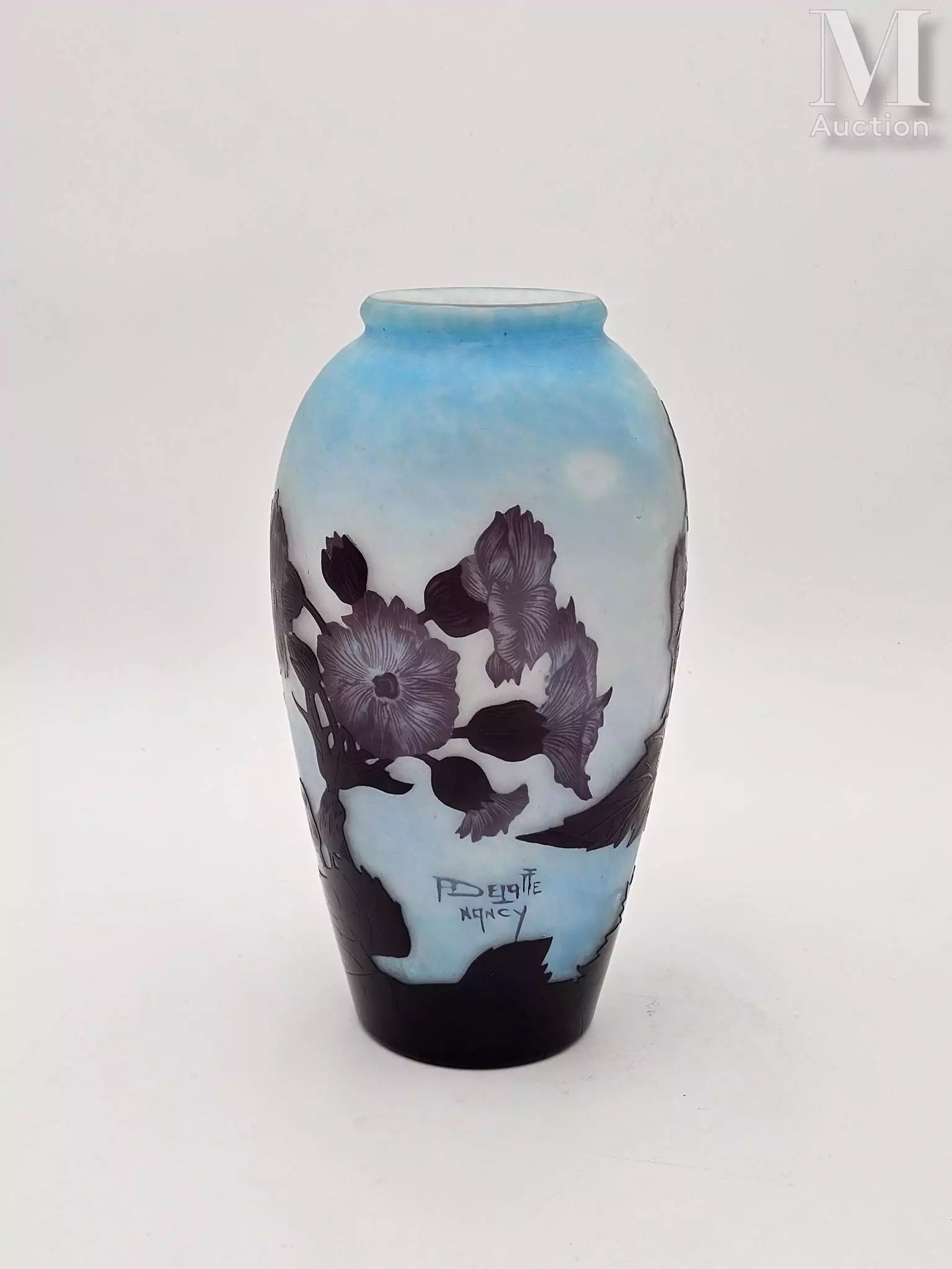 André Delatte | Vase en verre multicouche à décor de fleurs épanouies ...