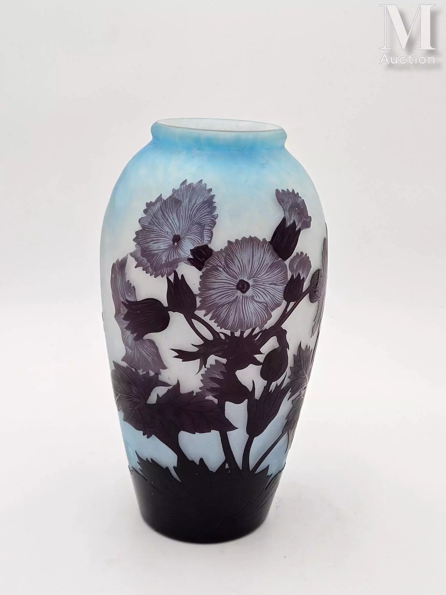 André Delatte | Vase en verre multicouche à décor de fleurs épanouies ...