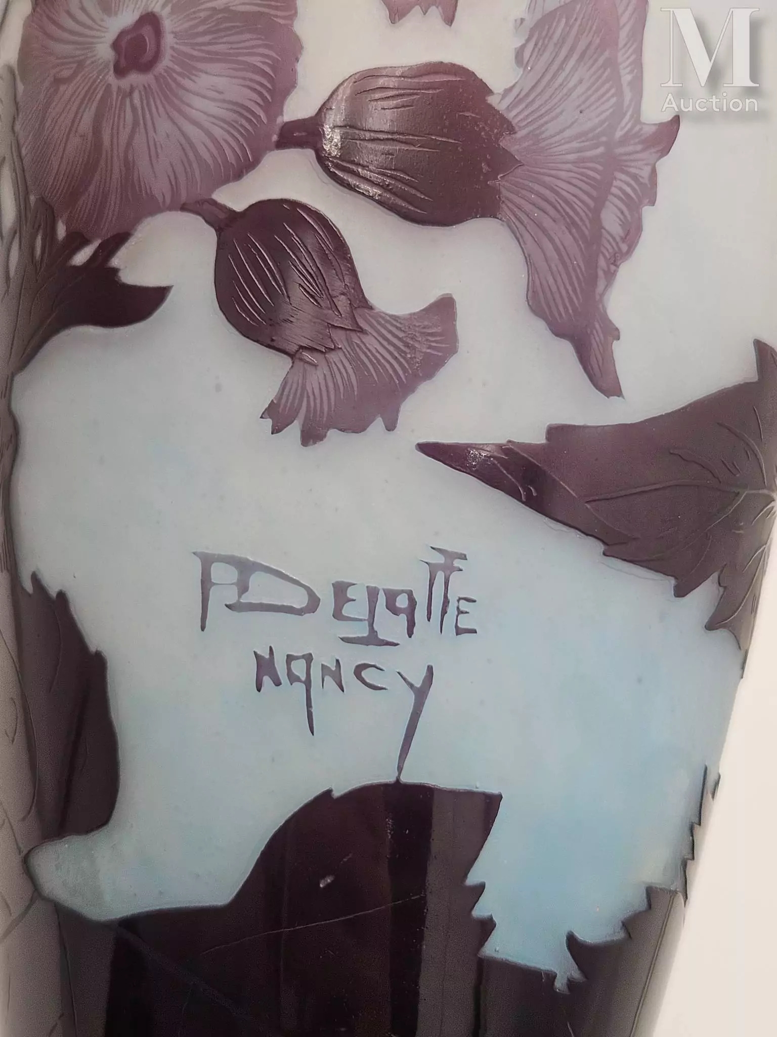 André Delatte | Vase en verre multicouche à décor de fleurs épanouies ...