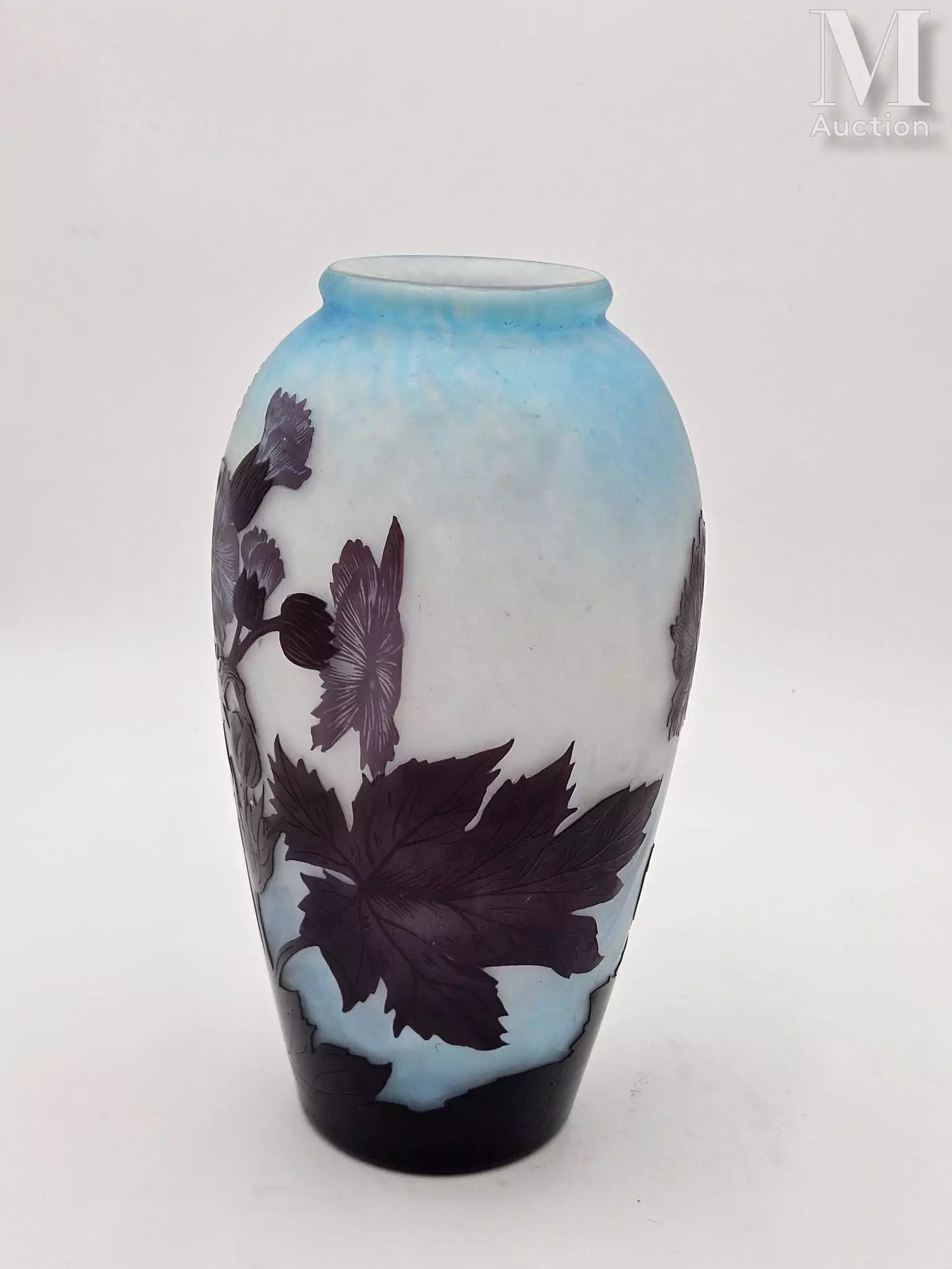 André Delatte | Vase en verre multicouche à décor de fleurs épanouies ...