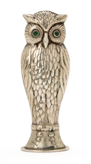 Grün Hugo | A Danish Art Deco silver desk seal, formed as an owl with ...