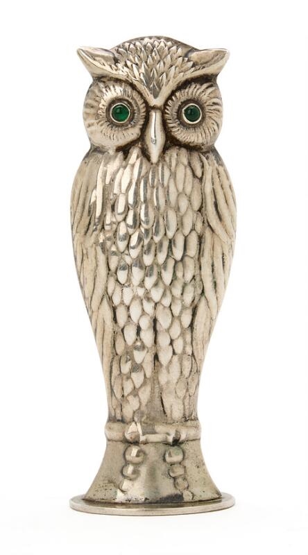 Grün Hugo | A Danish Art Deco silver desk seal, formed as an owl with ...