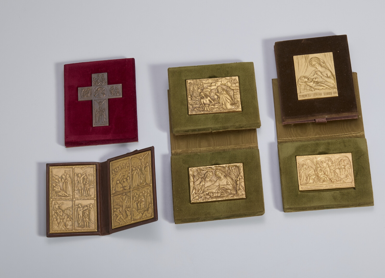 Enrico Manfrini | LOT COMPOSED OF 6 BAS-RELIEFS MADONNA AND CHILD ...