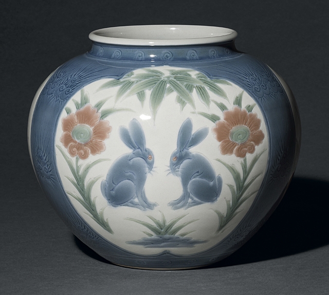 Hazan Itaya | Saiji vase with Swatow ware styled design | MutualArt