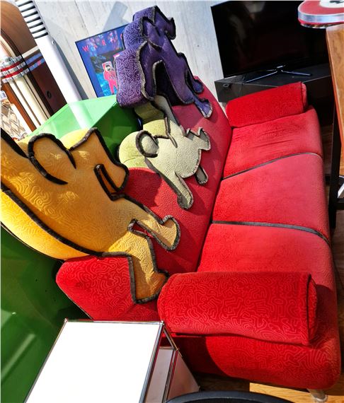 Keith Haring | Pop-Art-Sofa, Rot/Bunt | MutualArt